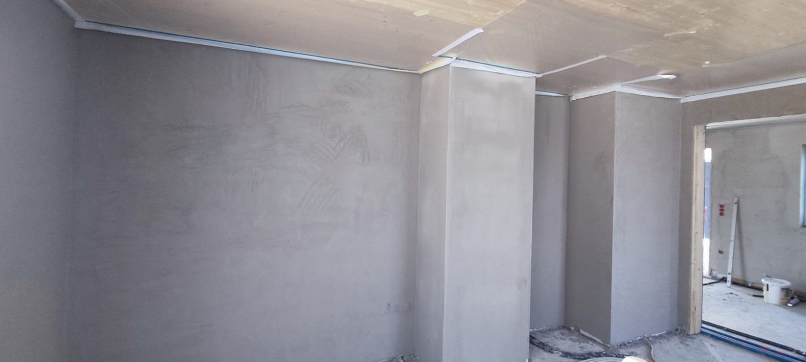 Außen wurde das Haus mit einem hydroaktiven Putzsystem verputzt ...